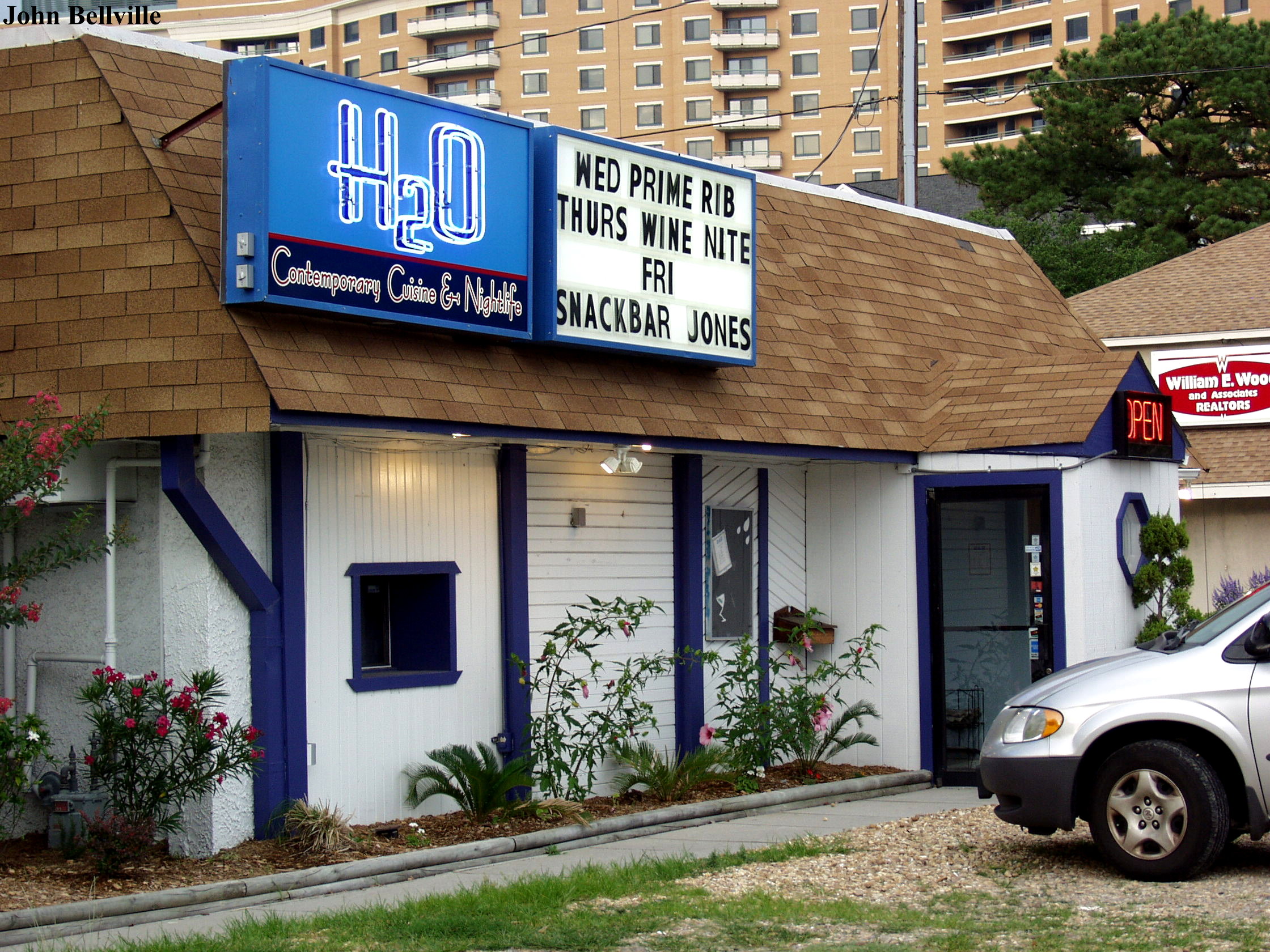 H2O Restaurant & Bar