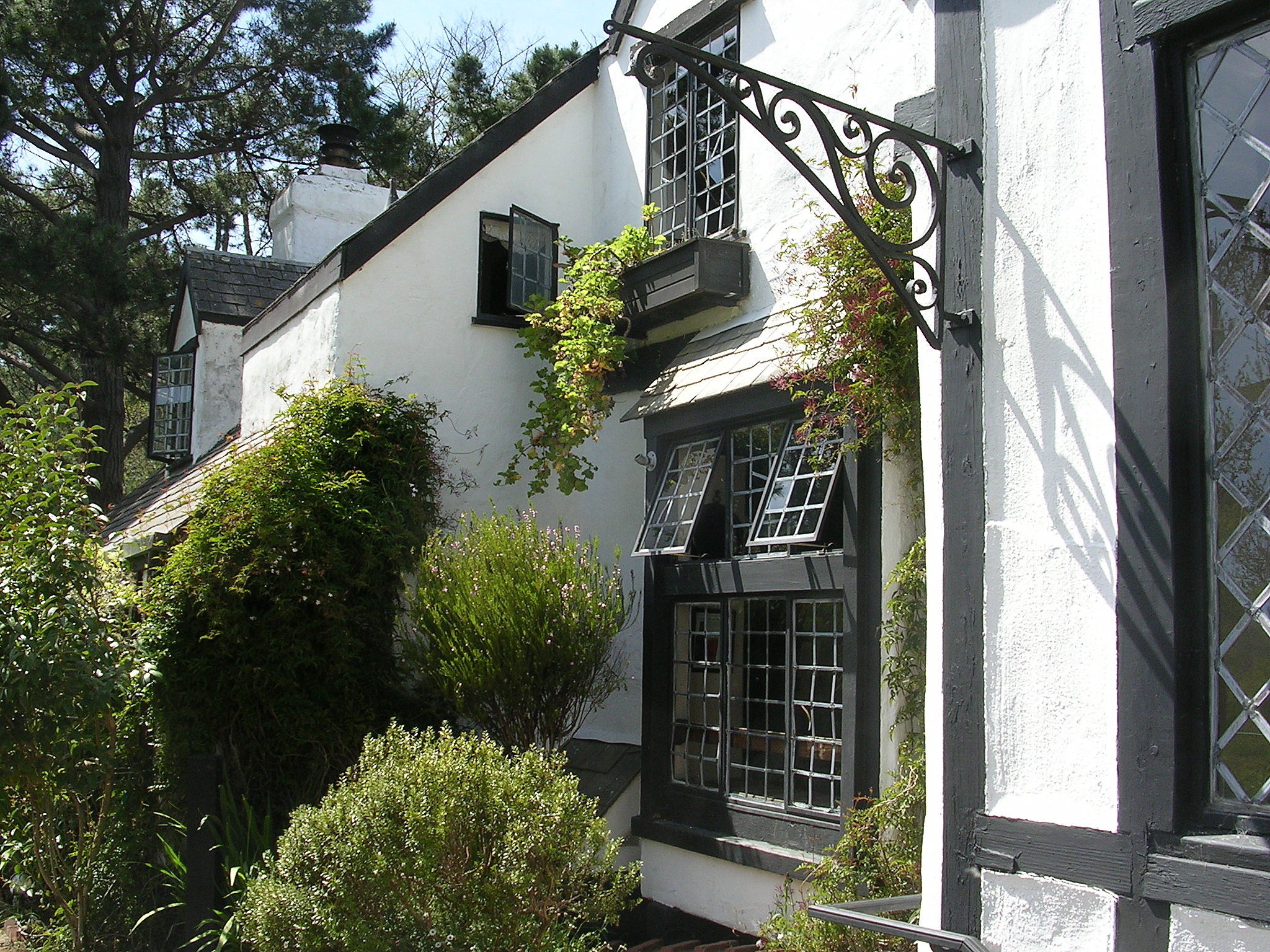 English Inn, british pub, ales and wine.