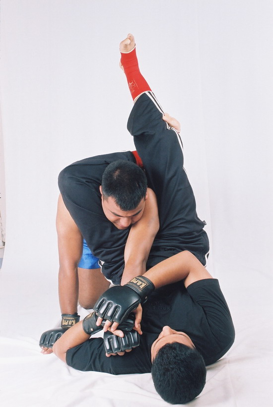 Tie a knot on your triangle to make your opponent tapout