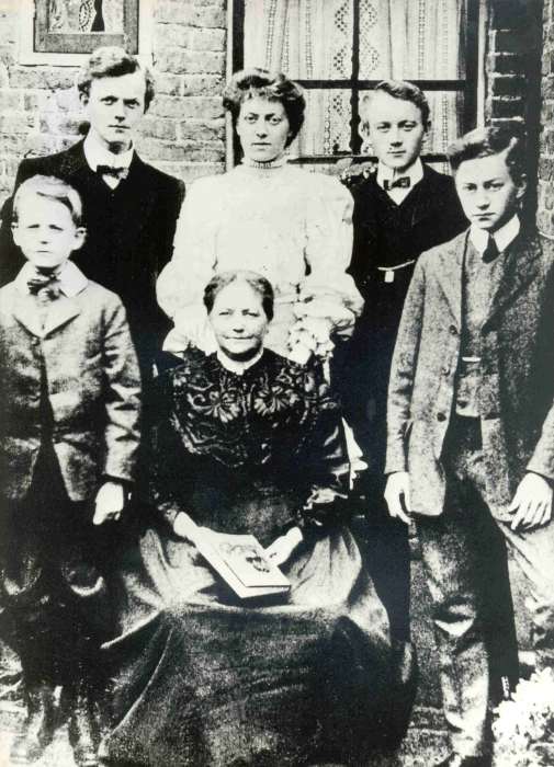 THE LEACH FAMILY c 1900