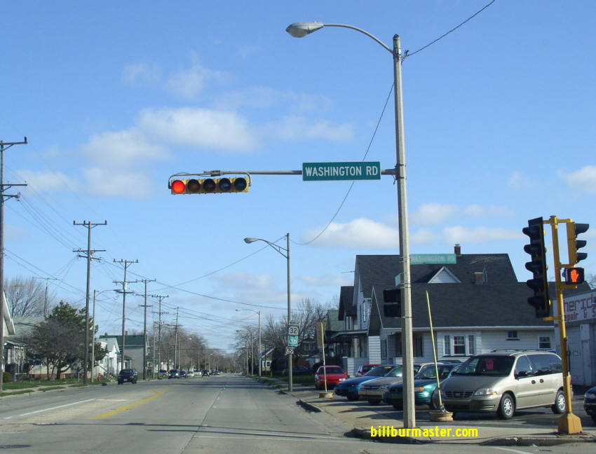 A traffic signal in Wisconsin. Photo on NB WI 32 in Keonsha. (Apr., 2004)