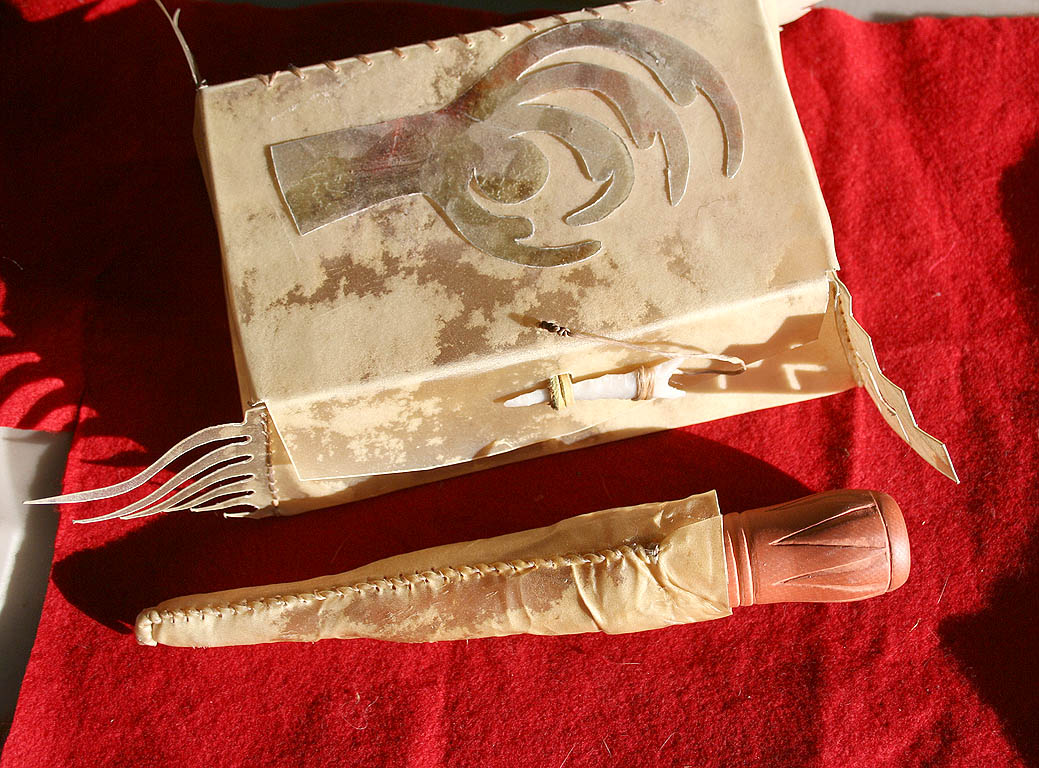 A white arrowhead forms the toggle to close this case.Beautiful and ...